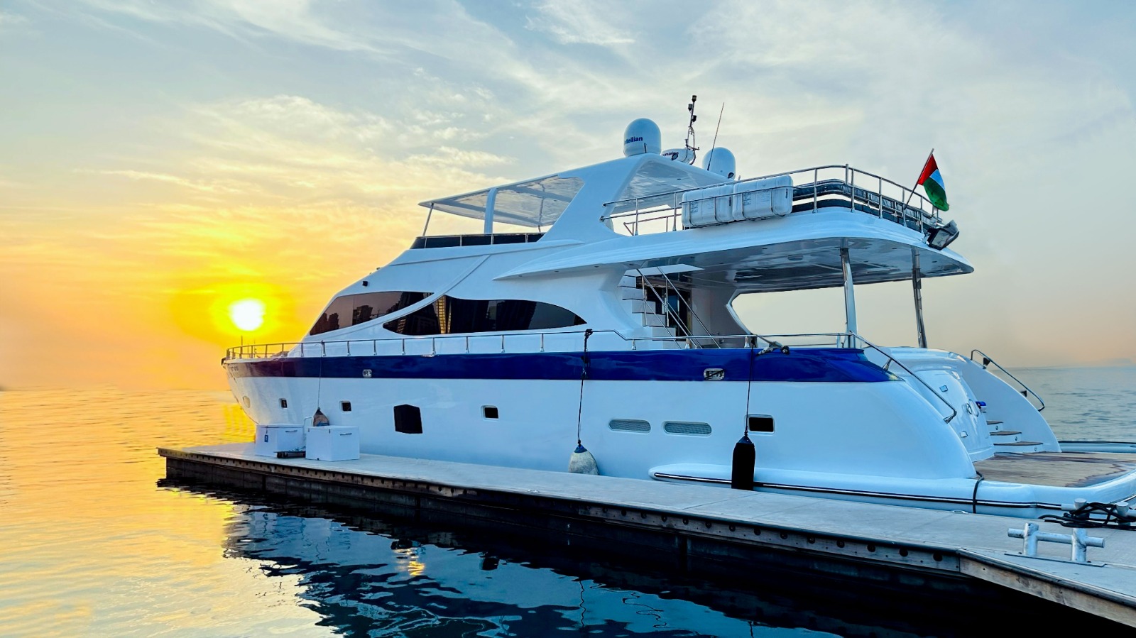 88ft Cozmo - 90ft/27m Boat (Dubai Marina) | 2023 Updated Prices | Bookanyboat